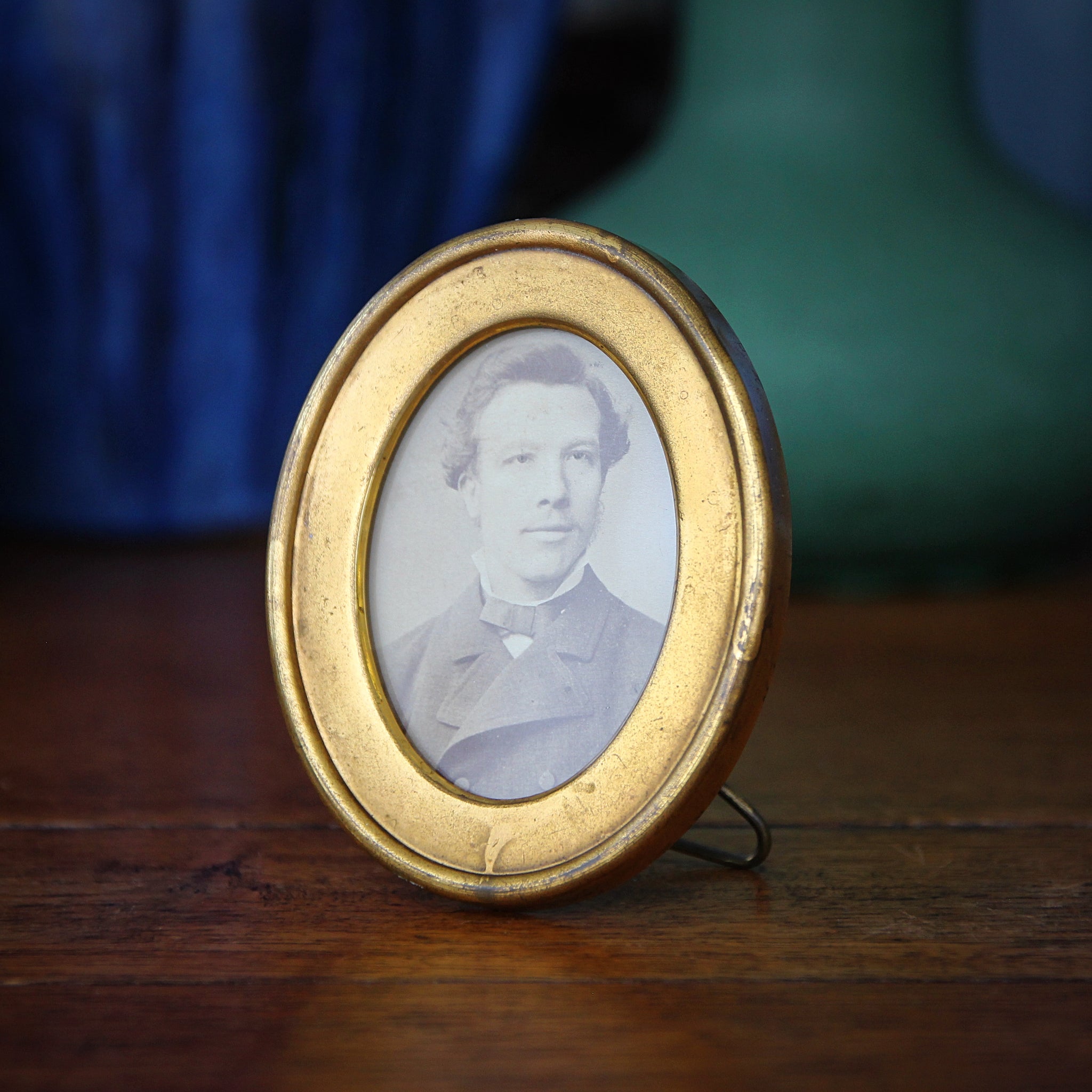 Victorian Brass Oval Photograph Frame with Backstand – LEO Design, Ltd.